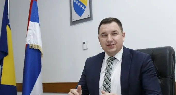 Bivši ministar optužen da je lažirao kafanske račune i uzeo laptop ...