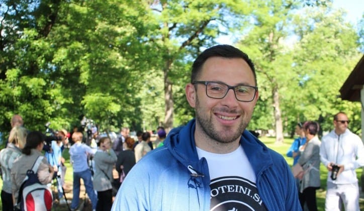 Banjalučanin i humanista Duško Tadić skuplja paketiće za djecu iz ...