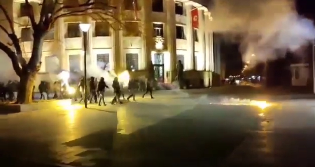 Navijači Borca palili baklje, bacali petarde i skandirali "ubij pedera ...