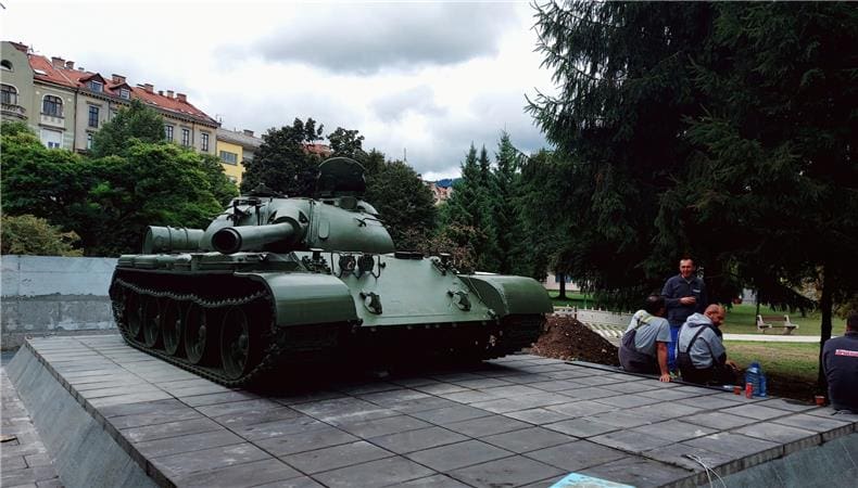 Tenk kao spomenik u blizini škole u Sarajevu: Pokušaj radikalizacije u ...