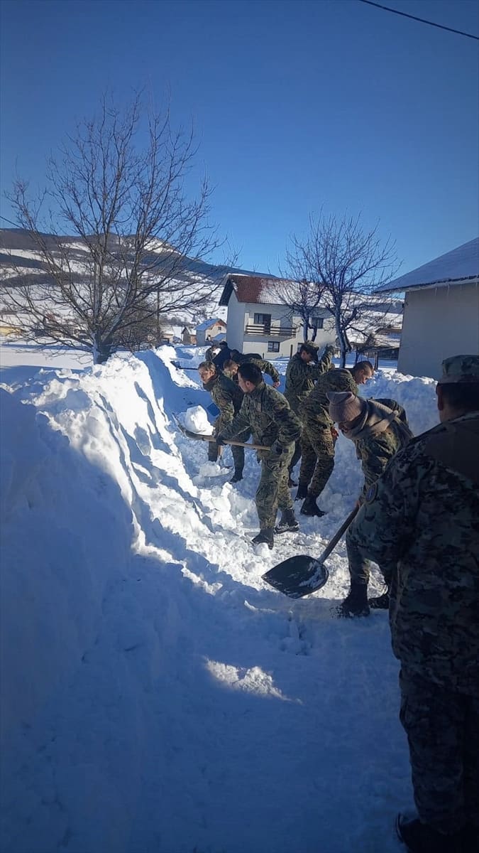 Pripadnici OS BiH pomažu građanima pogođenim snježnim padavinama (FOTO ...