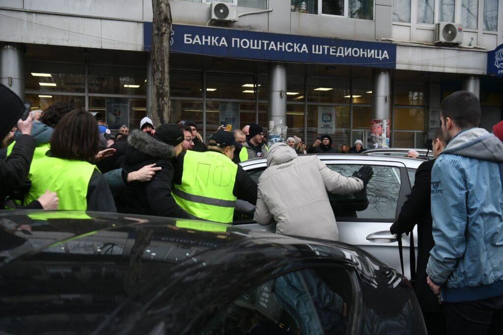 Novi incidenti u Srbiji: Vozač u Beogradu pokušao da probije blokadu | 6yka