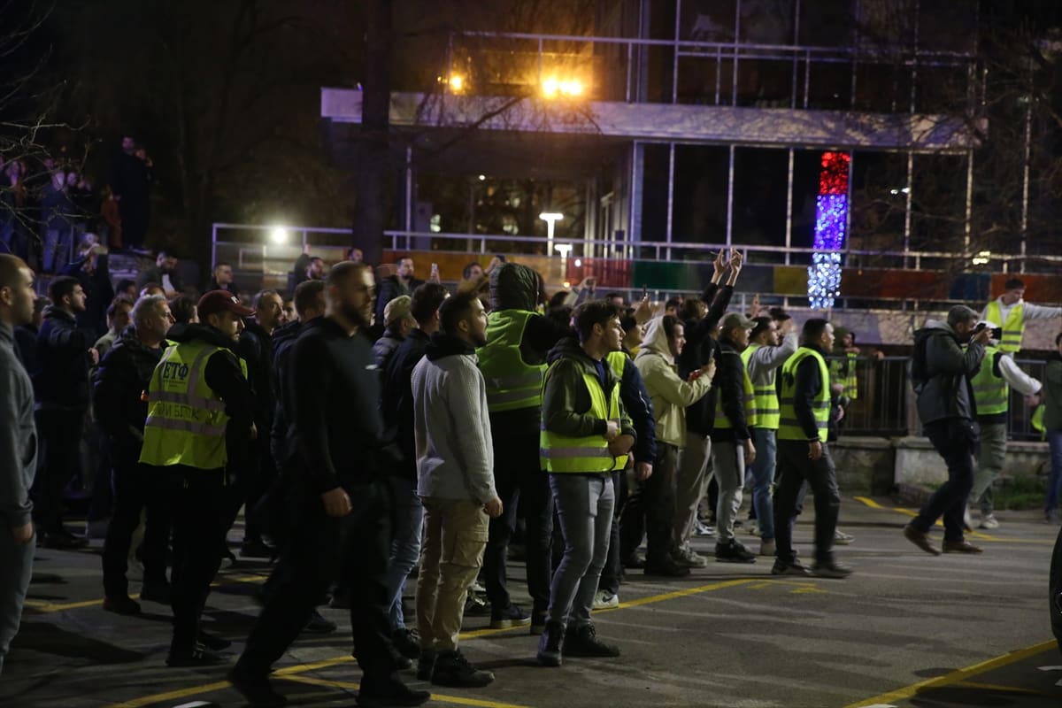 Snimak otkriva: Policajca u civilu ispred RTS-a udario pripadnik Žandarmerije | 6yka