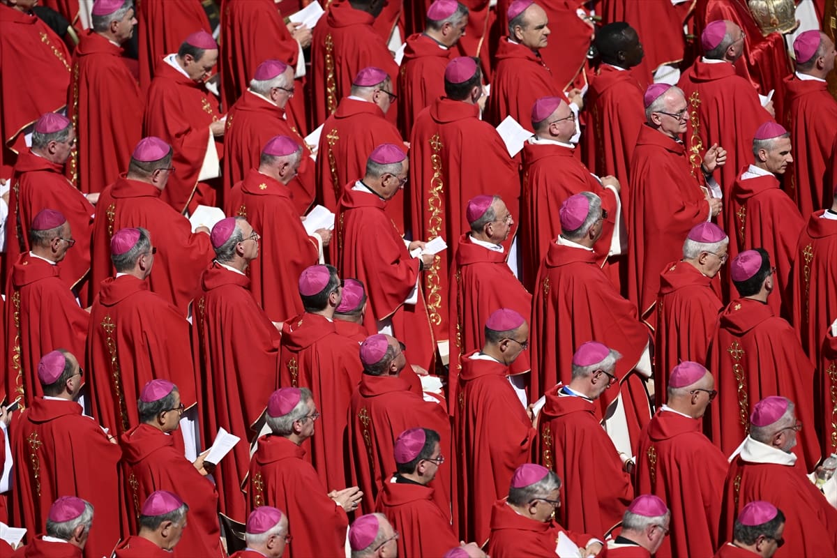 Večeras prvo glasanje: Kardinali ušli u Sikstinsku kapelu, počinje ...
