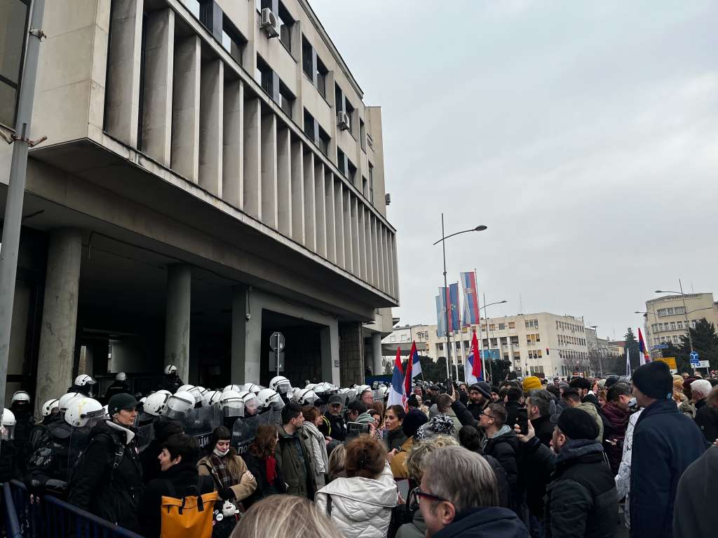 Građani i studenti blokirali zgradu Skupštine u Novom Sadu, policija ih odgurivala | 6yka