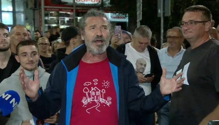 Gagi Jovanović sa Beograđanima ispred kordona: „Koga čuvate? One ...